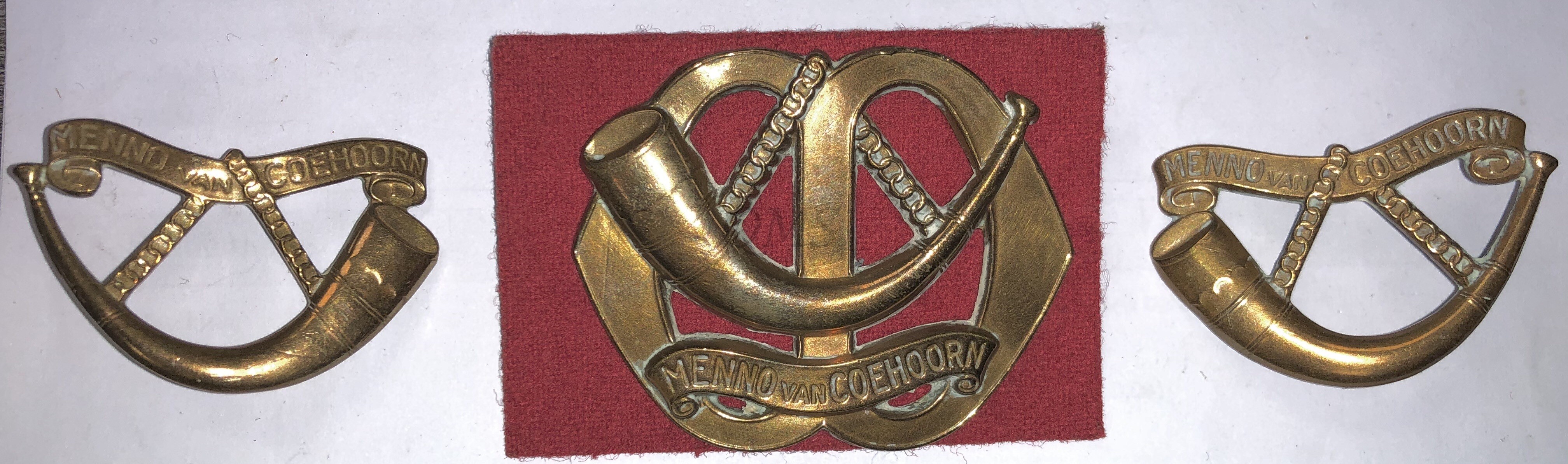 Baret embleem en schouder Menno van Coehoorn