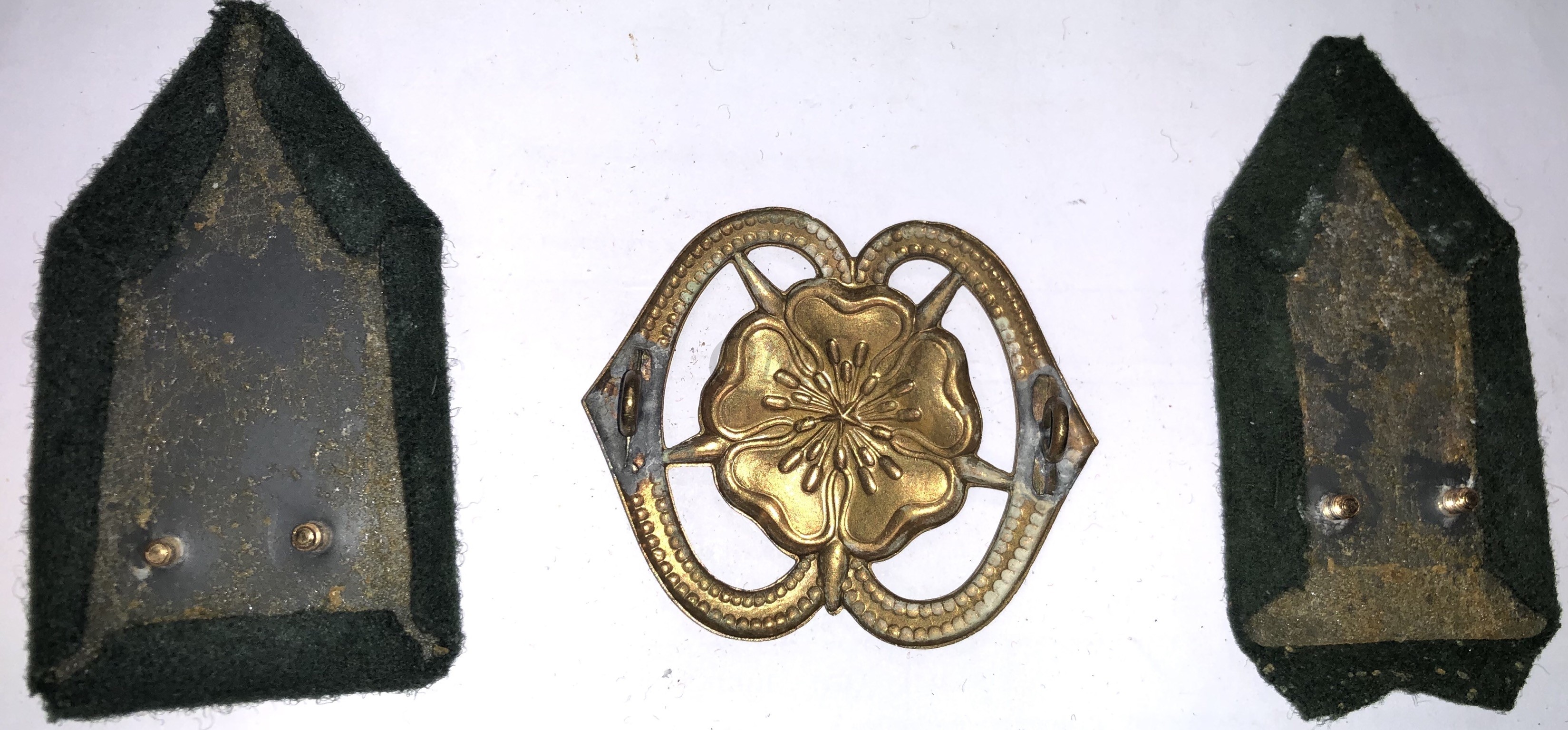 Baret embleem en kraagspiegels Milva
