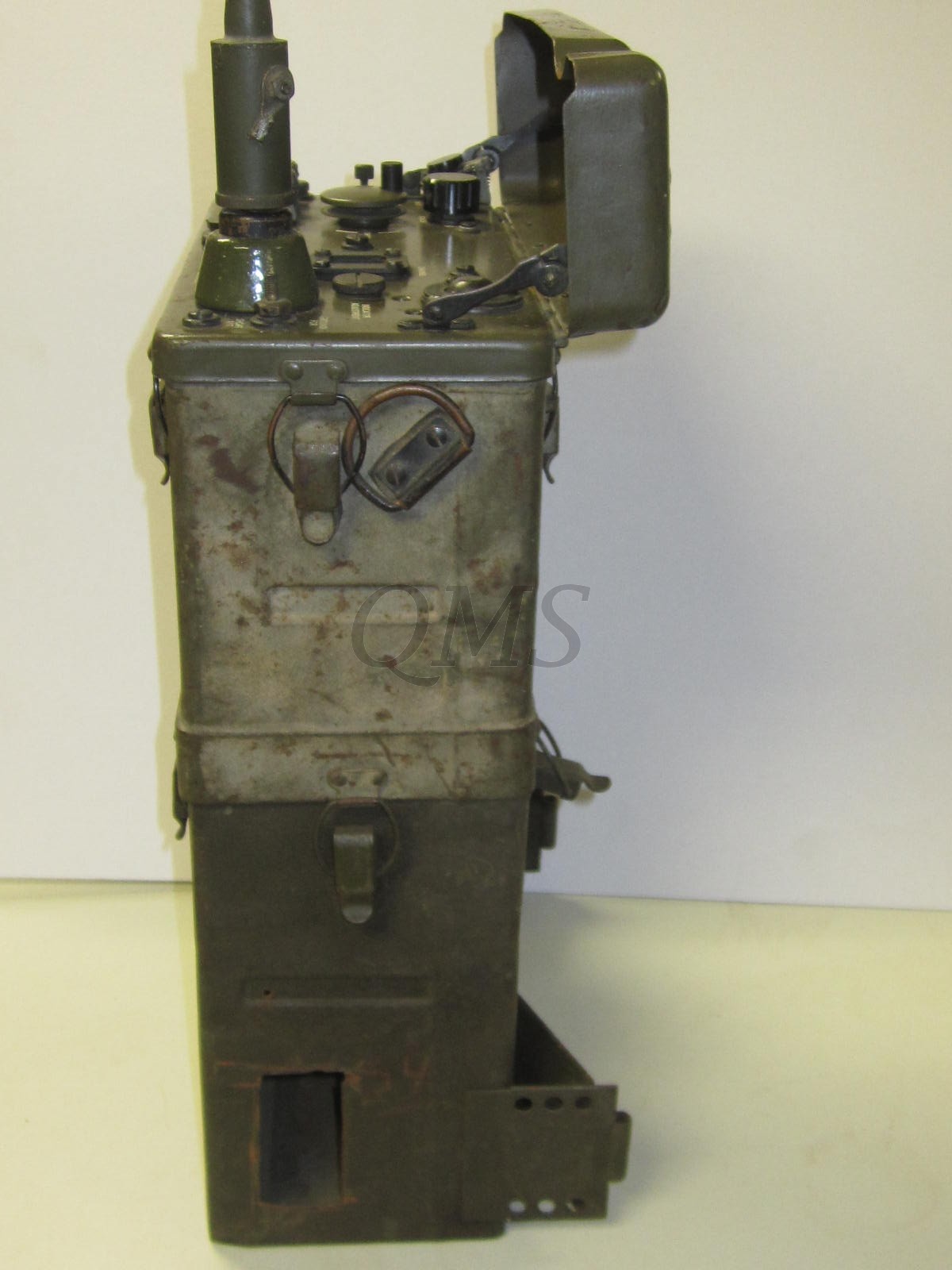 Signal corps radio receiver and transmitter BC-1000