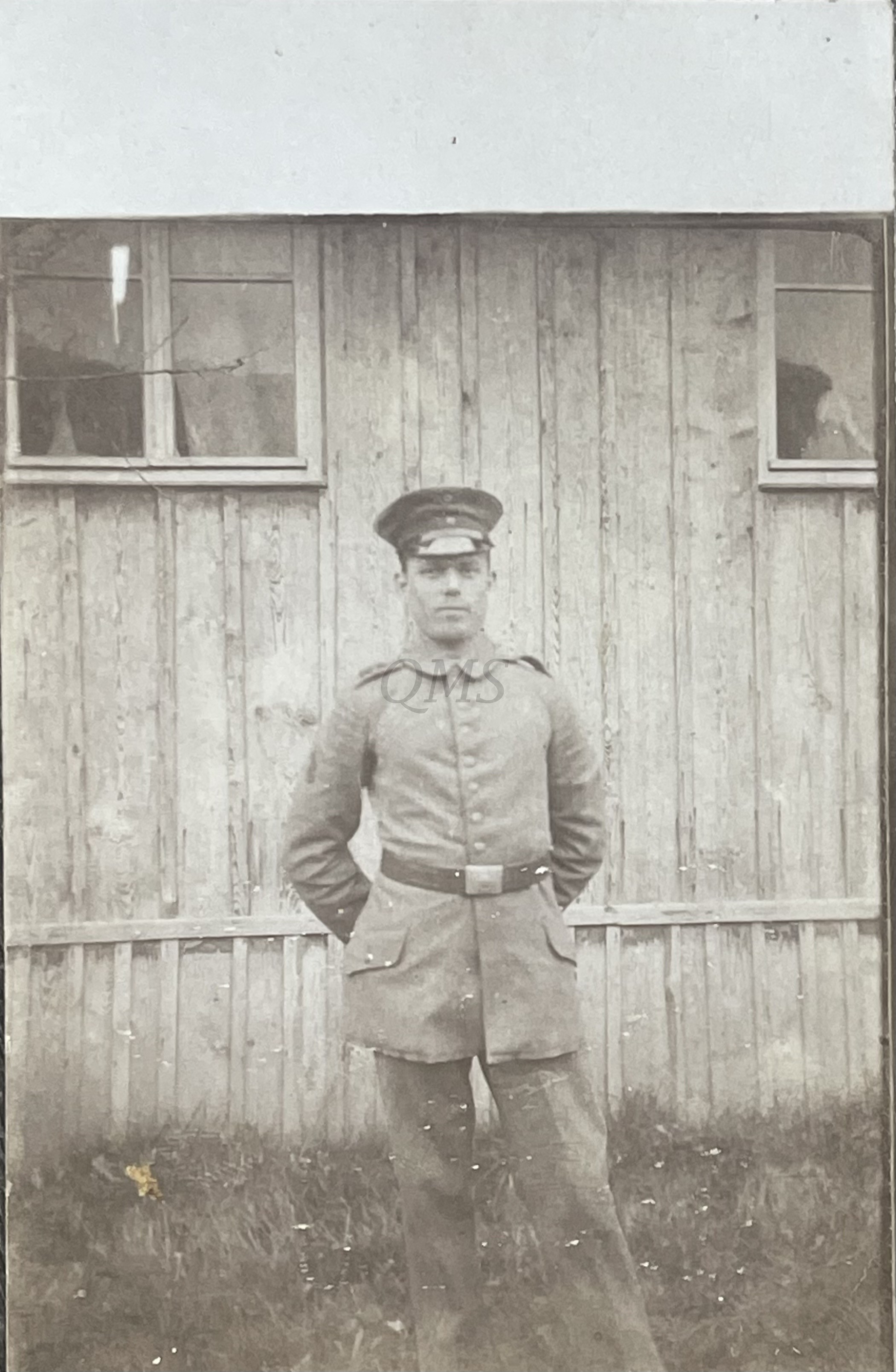 Postkarte/photo Deutscher Soldat fur Baracke