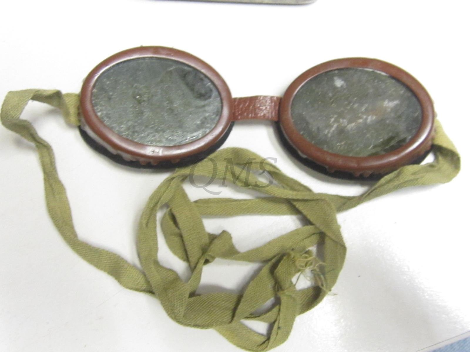 Dust goggles WW2 in tin (WO2 Stofbril in blik)
