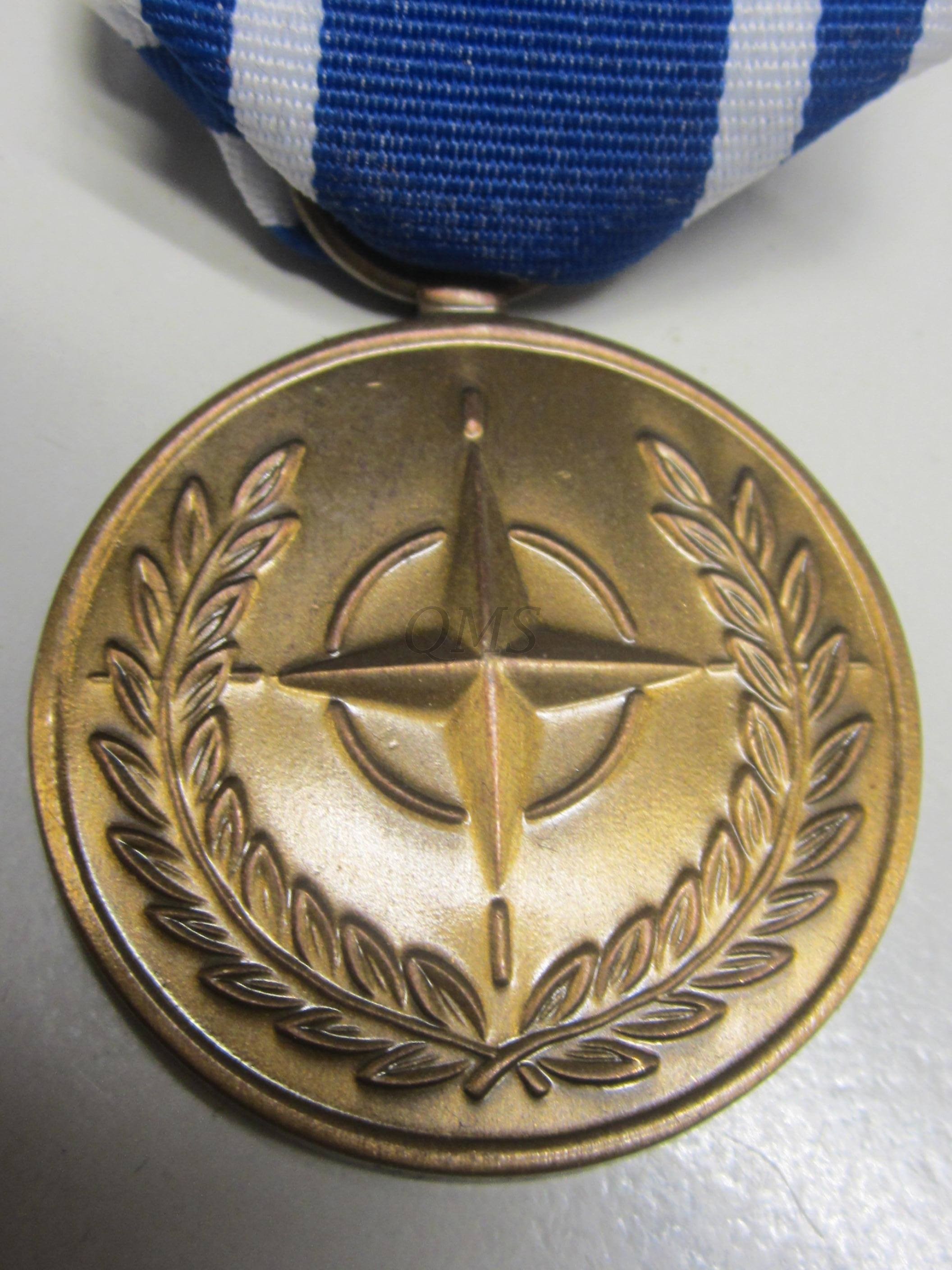 Nato medaille met baton