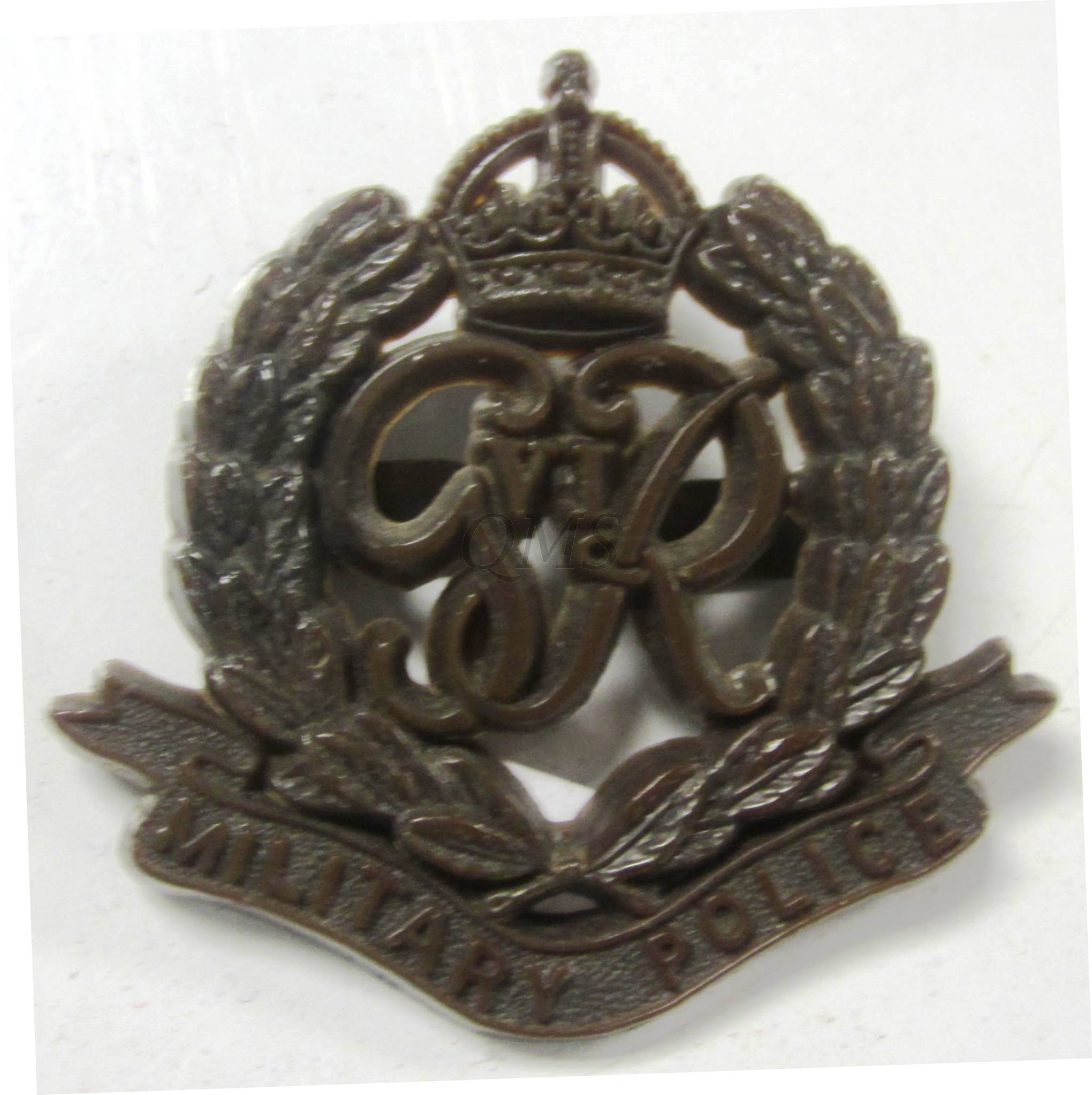 Cap badge Military Police WW2 (plastic)